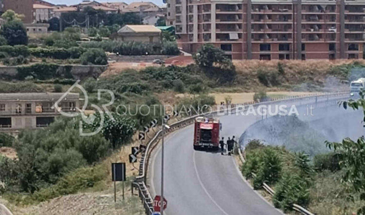 Incendio sulla ex SS 115 a Modica - Quotidiano di Ragusa