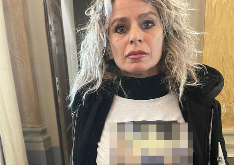 La Mamma Di Pamela In Tribunale Con Foto Shock Della Figlia Cadavere