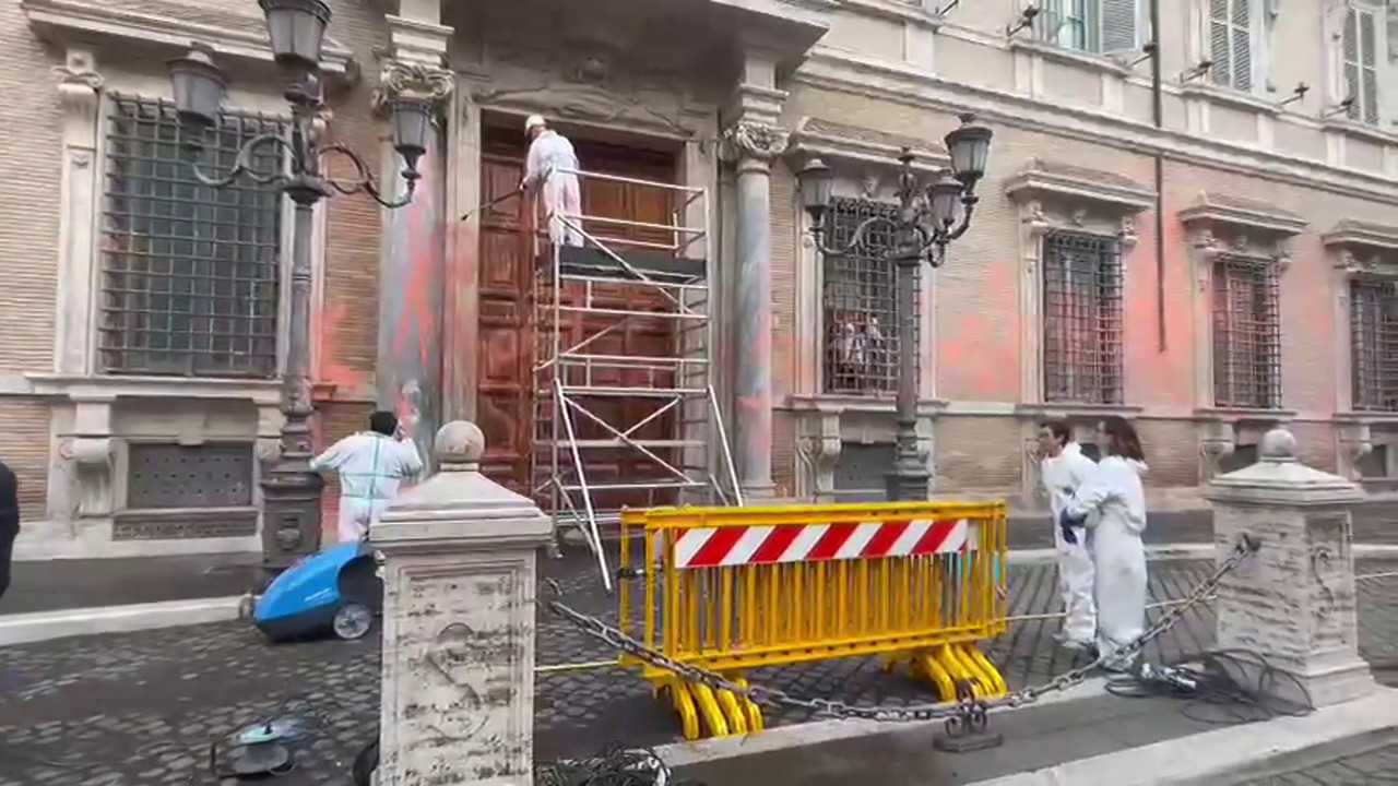 Senato, restauratori puliscono la facciata dopo il blitz ambientalista ...