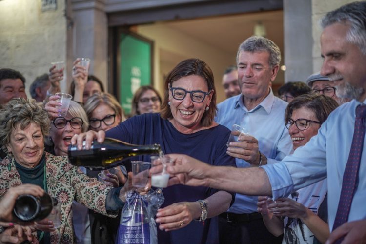 Modica, comizio di ringraziamento del sindaco Maria Monisteri ... Modica, comizio di ringraziamento del sindaco Maria Monisteri ...