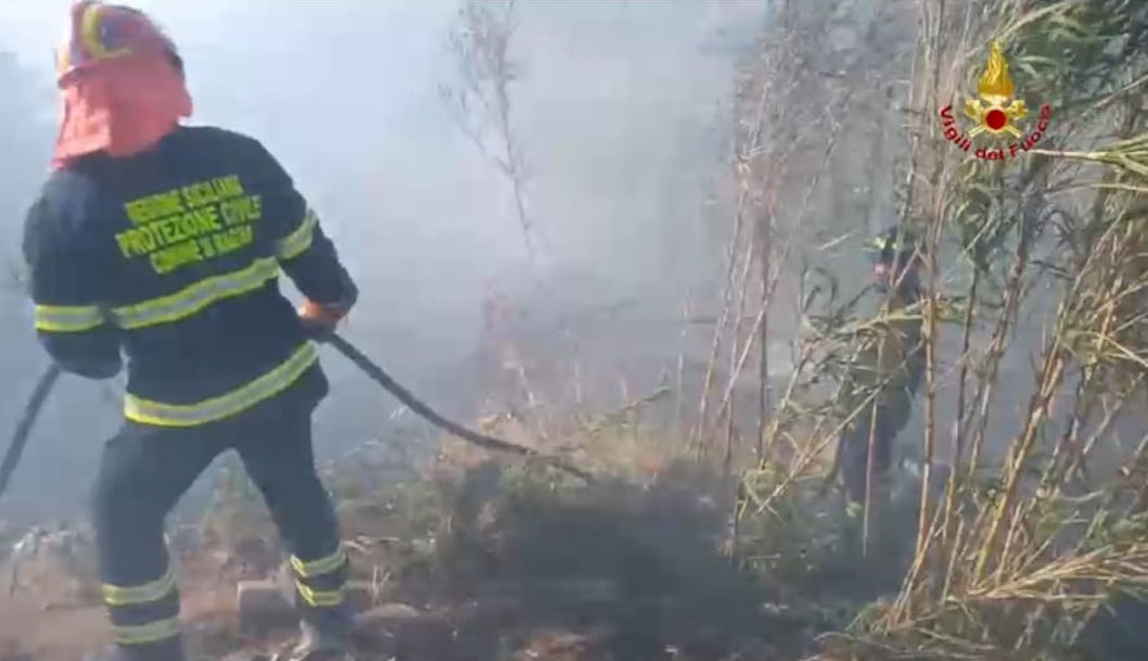 Ragusa, l'incendio a Randello ha ripreso vigore per il vento ...